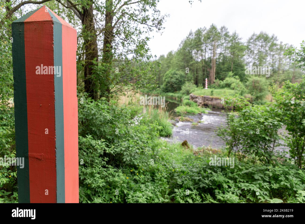 Poteaux frontaliers sur la frontière entre la Pologne et le Belarus sur ...