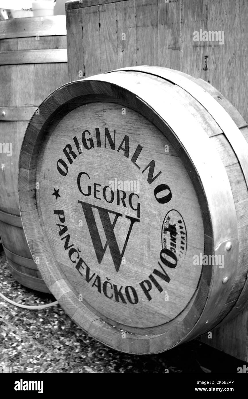 Un gros plan en échelle de gris de petit baril de bière en l'honneur de ...