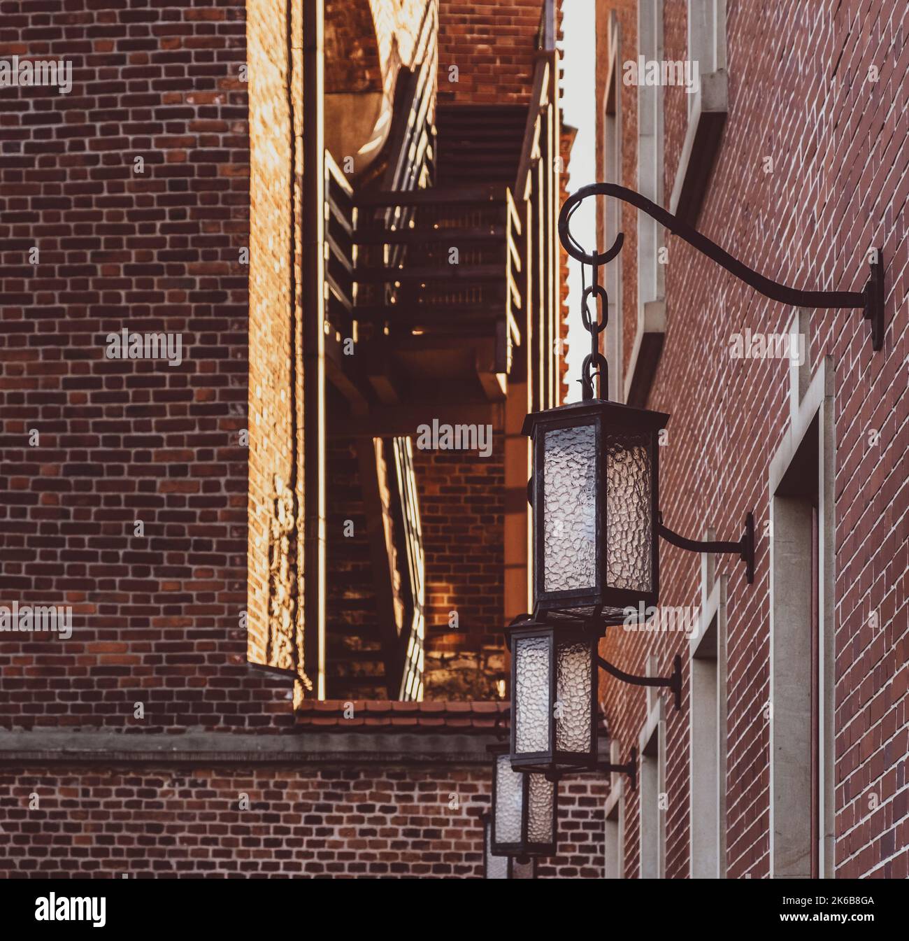 Mur du château de Wawel. Mur de briques brunes avec lanternes ...