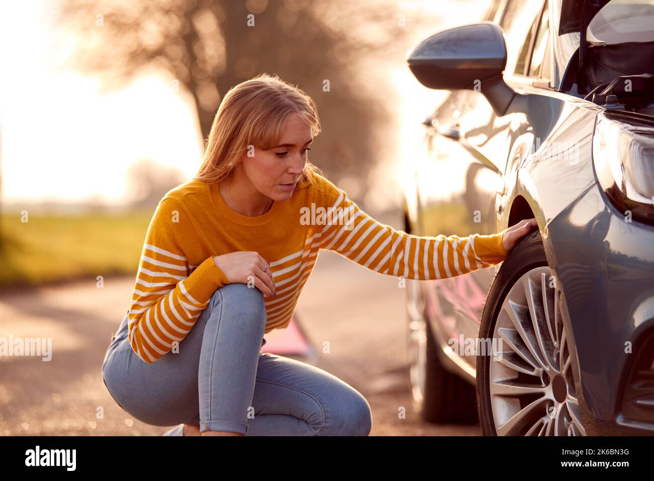 Femme en panne, crevaison Banque de photographies et d’images à haute ...