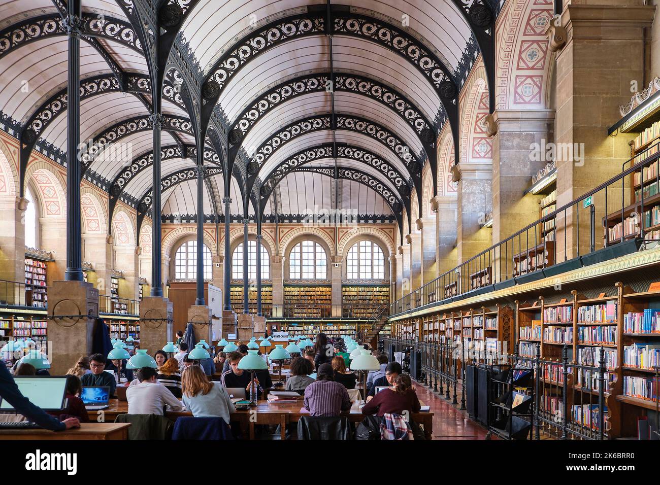 Salle de lecture de la Bibliothèque de Sainte Geneviève à Paris ...