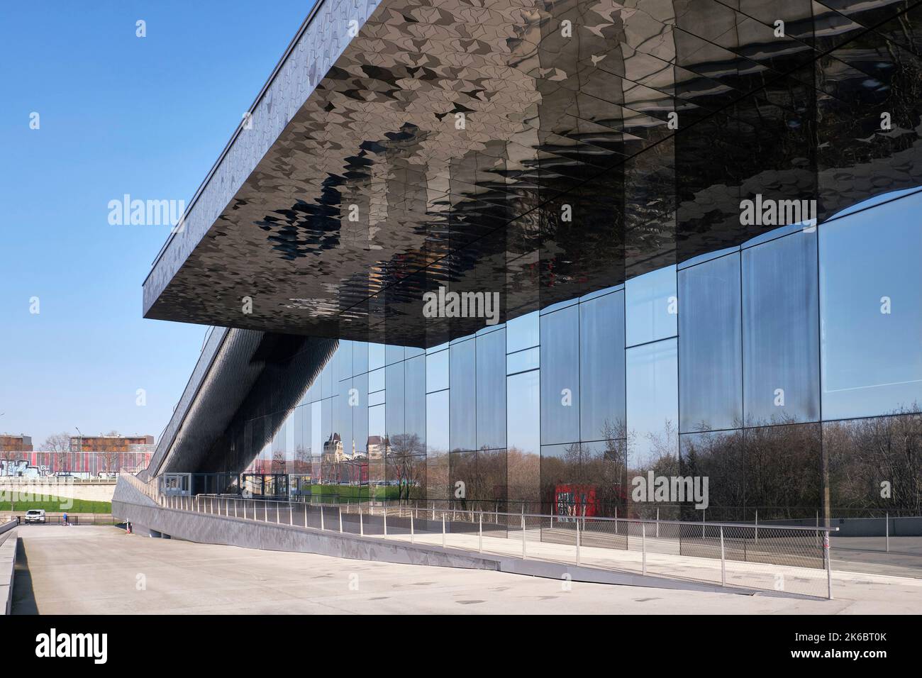 La salle de concert symphonique conçue par l'architecte Jean nouvel et ...
