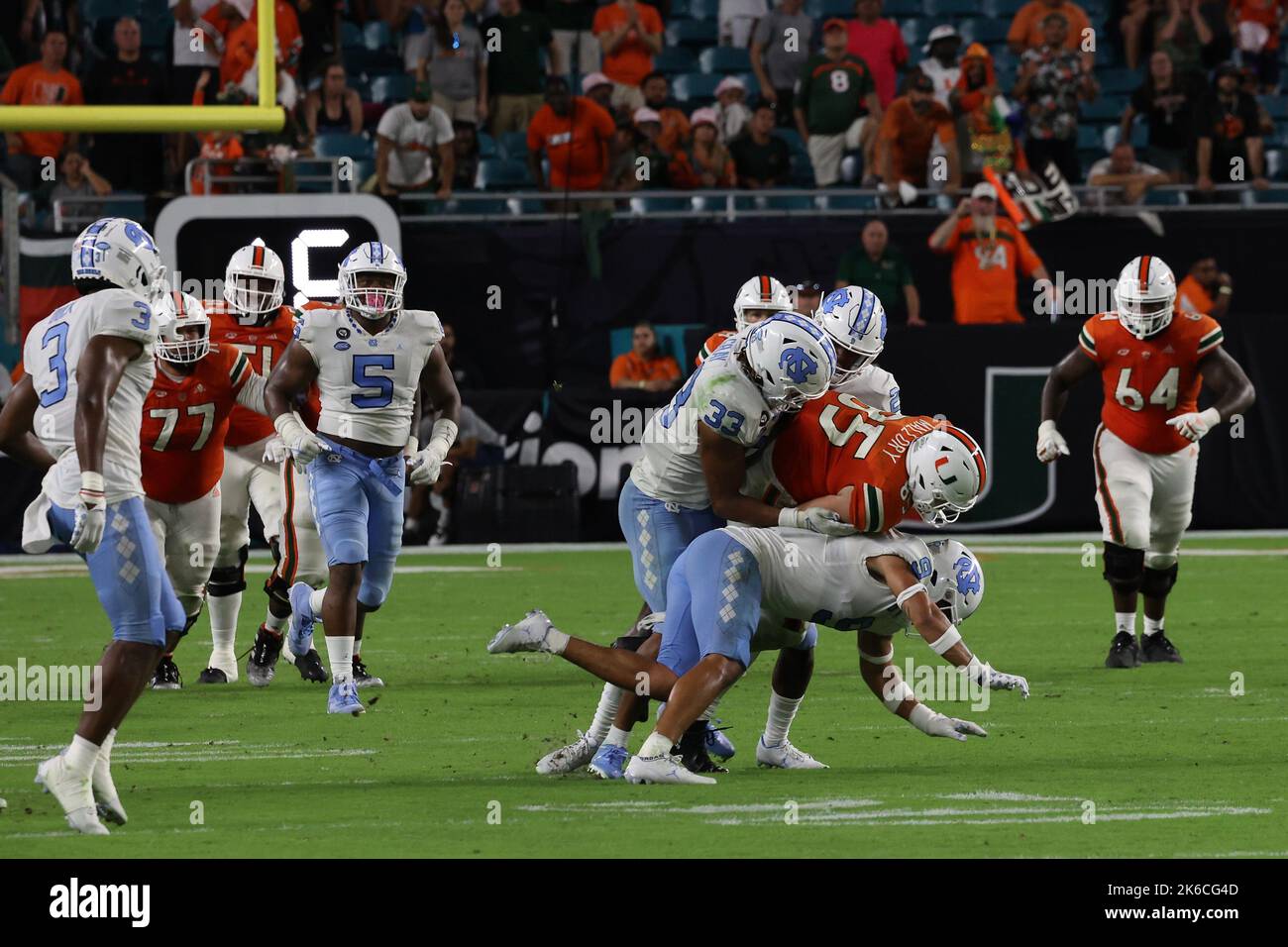 Caroline du Nord Tar Heels linebacker Cedric Gray (33) et dos défensif ...