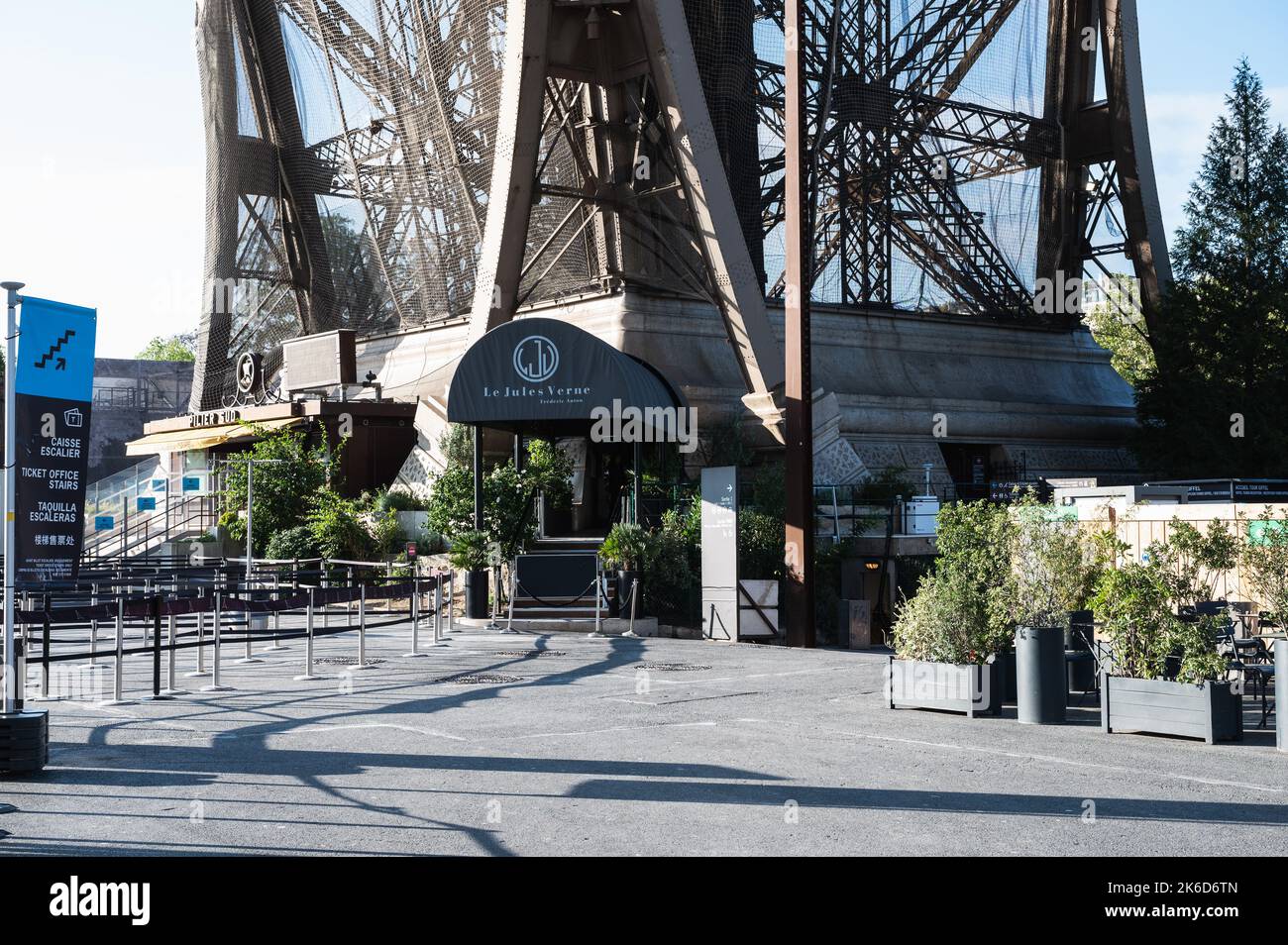 Paris, France - 27 août 2022 : les gens font la queue pour monter la ...