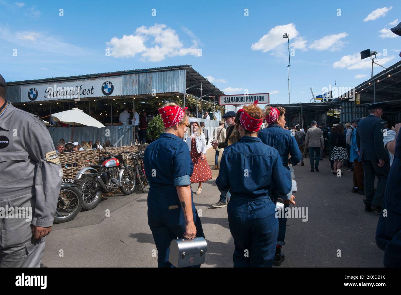 Les personnes en robe d'époque vintage à la BMW Revivalfest zone à côté ...