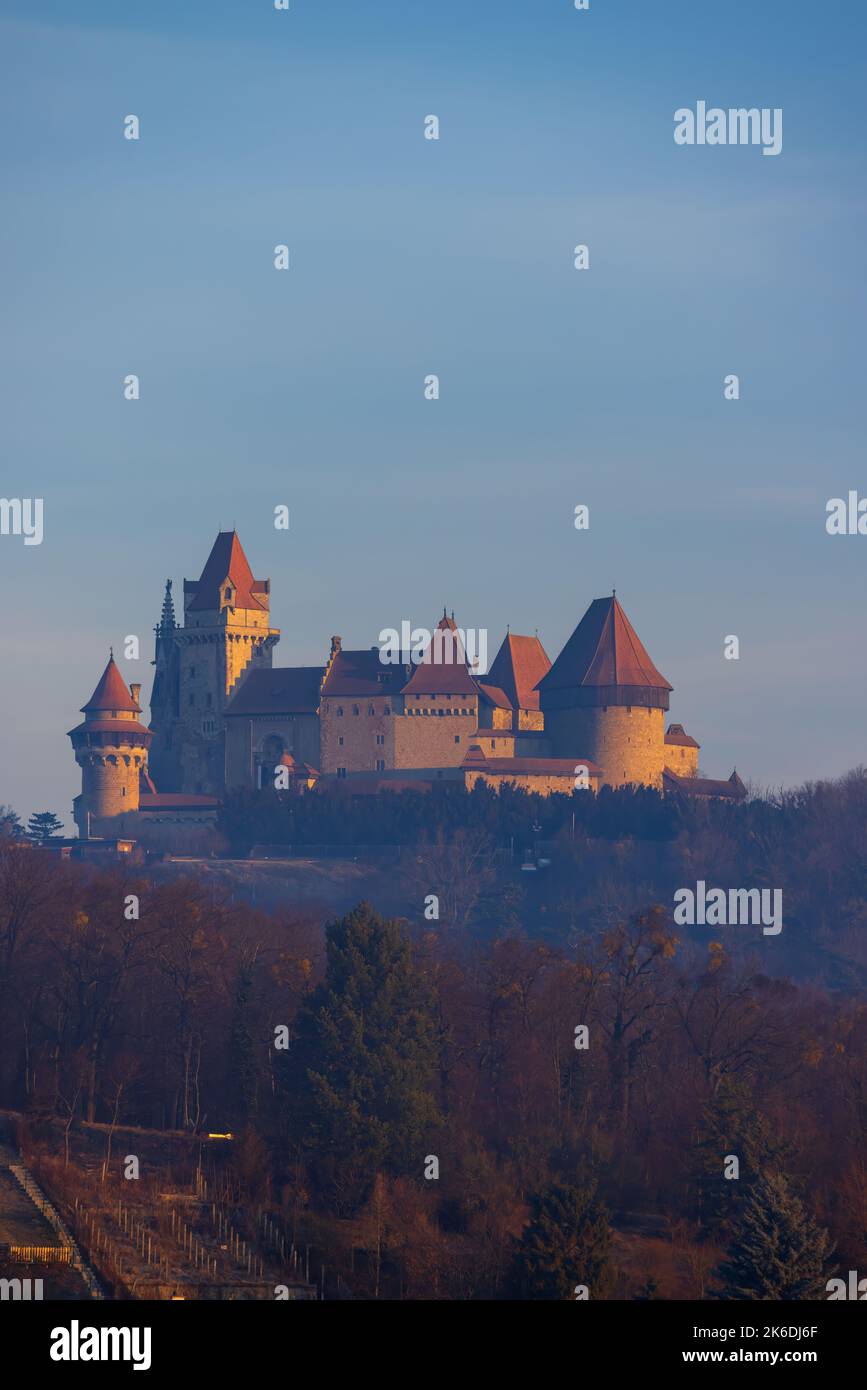 Burg kreuzenstein castle Banque de photographies et d’images à haute ...