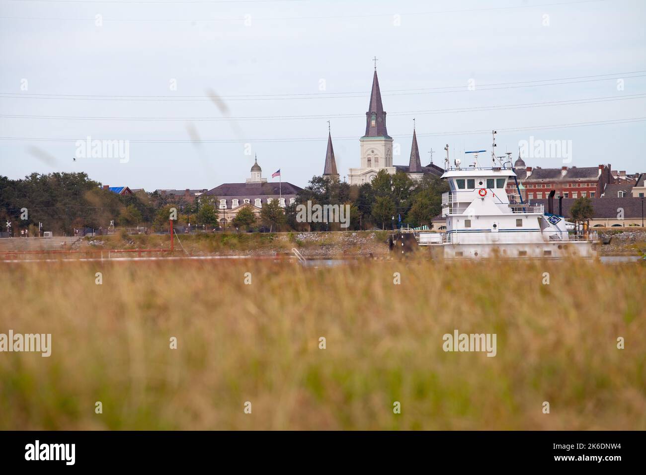 La mv. Point Mallard pousse une remorque de barges en amont devant le ...