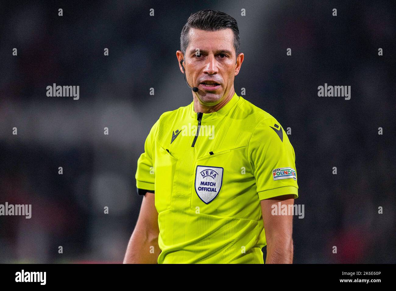 EINDHOVEN, PAYS-BAS - OCTOBRE 13 : arbitre Ali Palabiyik lors du match ...