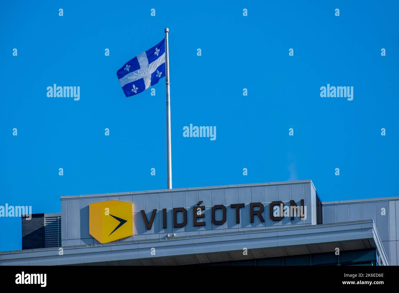 Montréal, CA - 11 octobre 2022 : panneau Vidéotron et drapeau du Québec ...