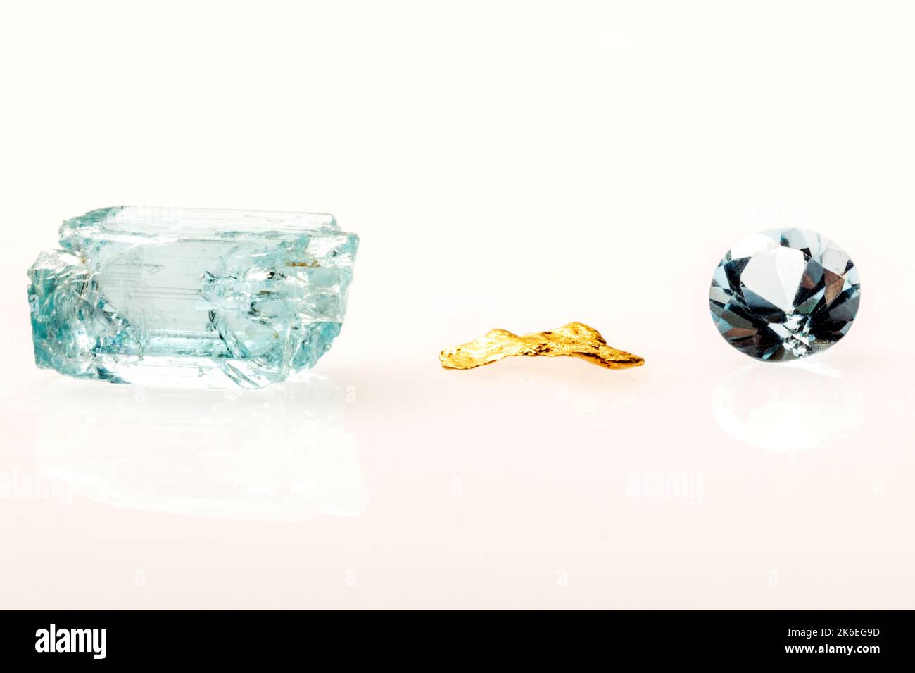 Aigue-marine brute; nuggets d'or; et pierre géante à facettes aigue ...