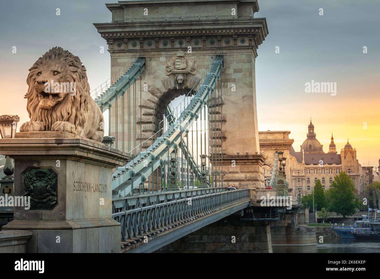 Budapest chain bridge lion Banque de photographies et d’images à haute ...