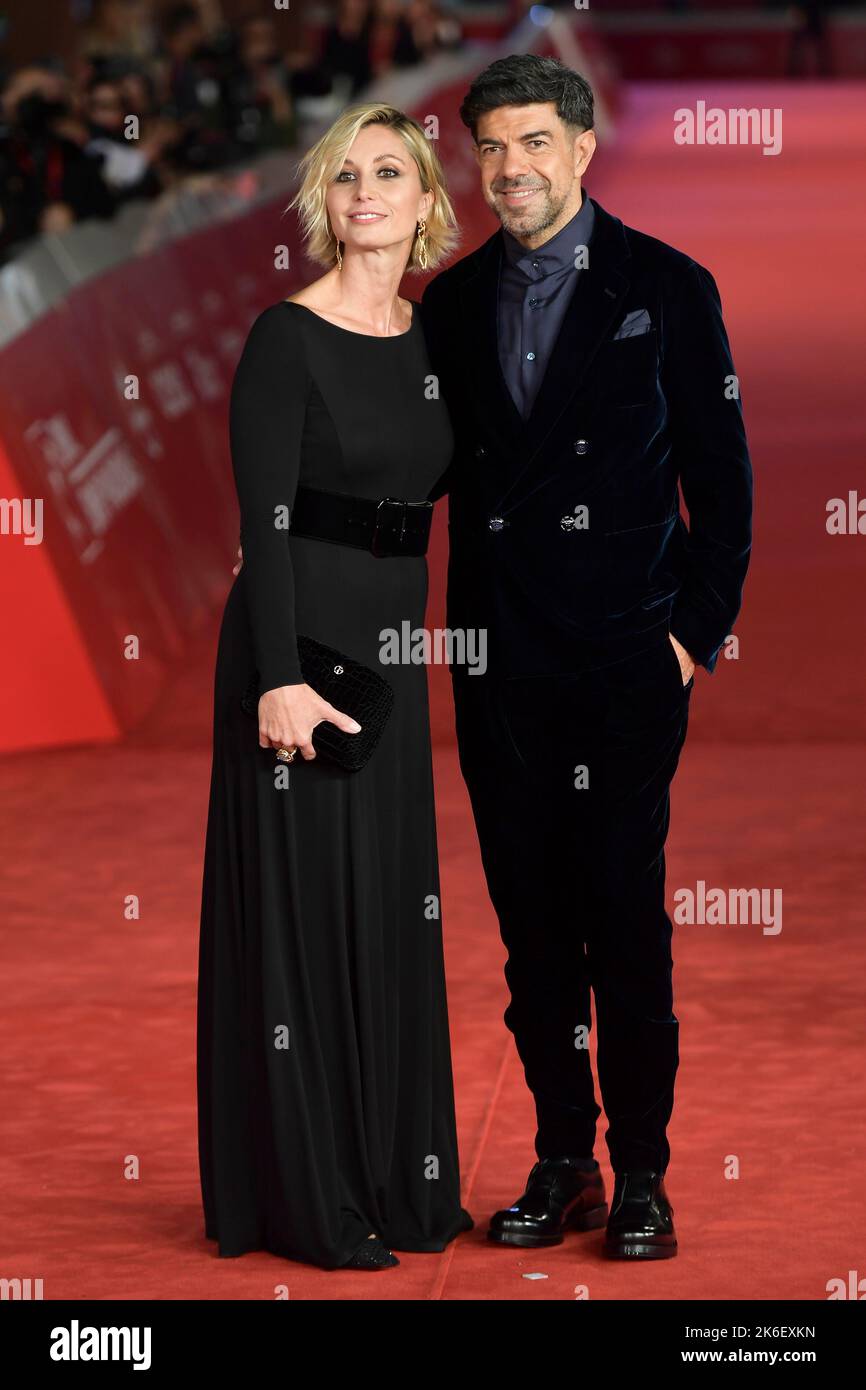 Anna Ferzetti (l) et Pierfrancesco Favino (r) assistent au tapis rouge ...