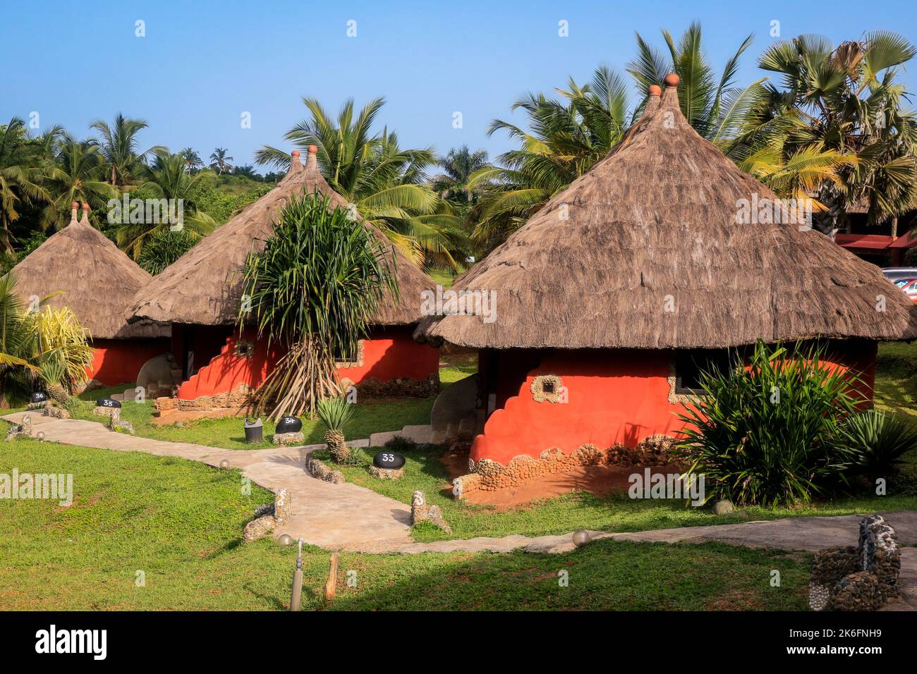 Maisons africaines traditionnelles sur la plage tropicale de l'Axim au ...