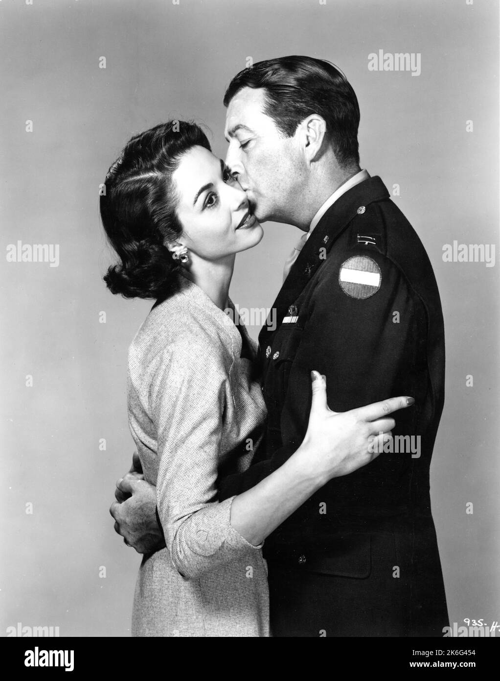 DANA WYNTER et ROBERT TAYLOR la publicité posent en D-DAY LE SIXIÈME DE JUIN 1956 réalisateur ...