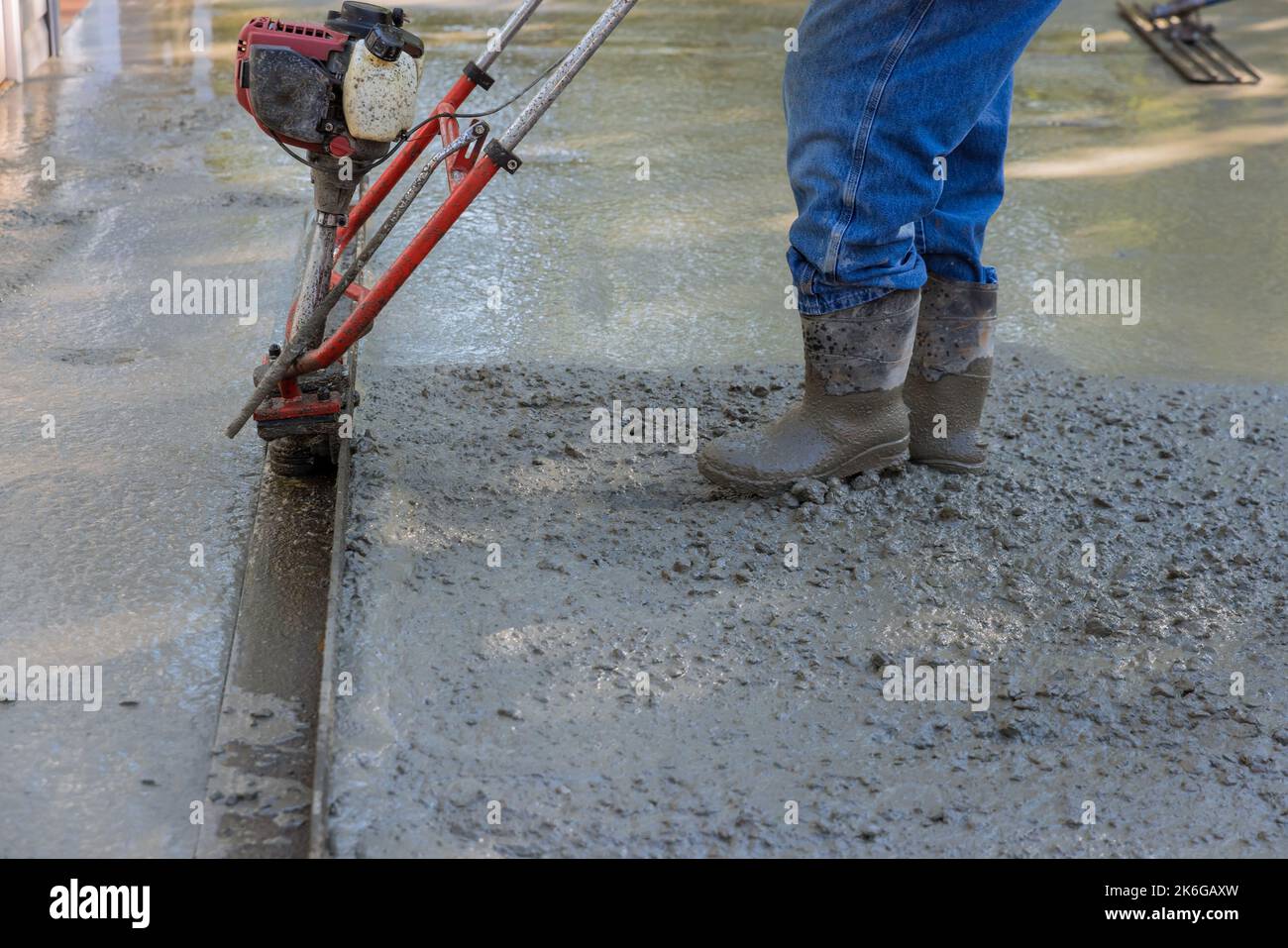 Il est nécessaire d'utiliser la machine pour aligner la couche de béton ...