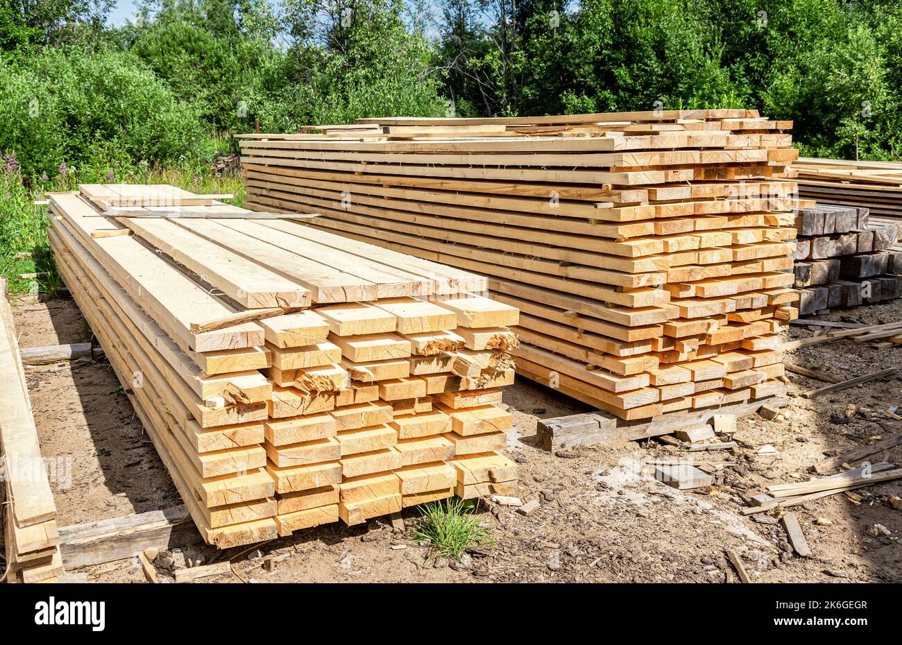 Pile de bois dans la scierie. Entrepôt pour scier des planches à l ...
