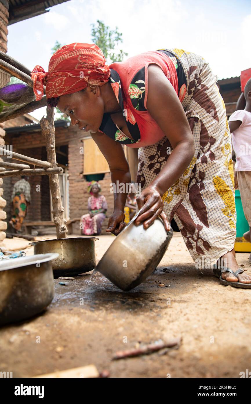 Woman bent over in kitchen Banque de photographies et d’images à haute ...