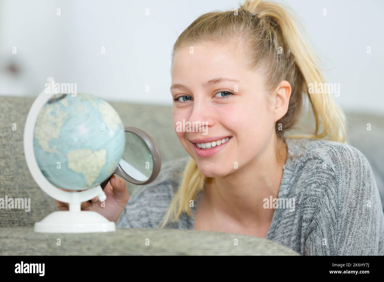 Carte du monde boussole loupe Banque de photographies et d’images à haute résolution - Page 2 ...