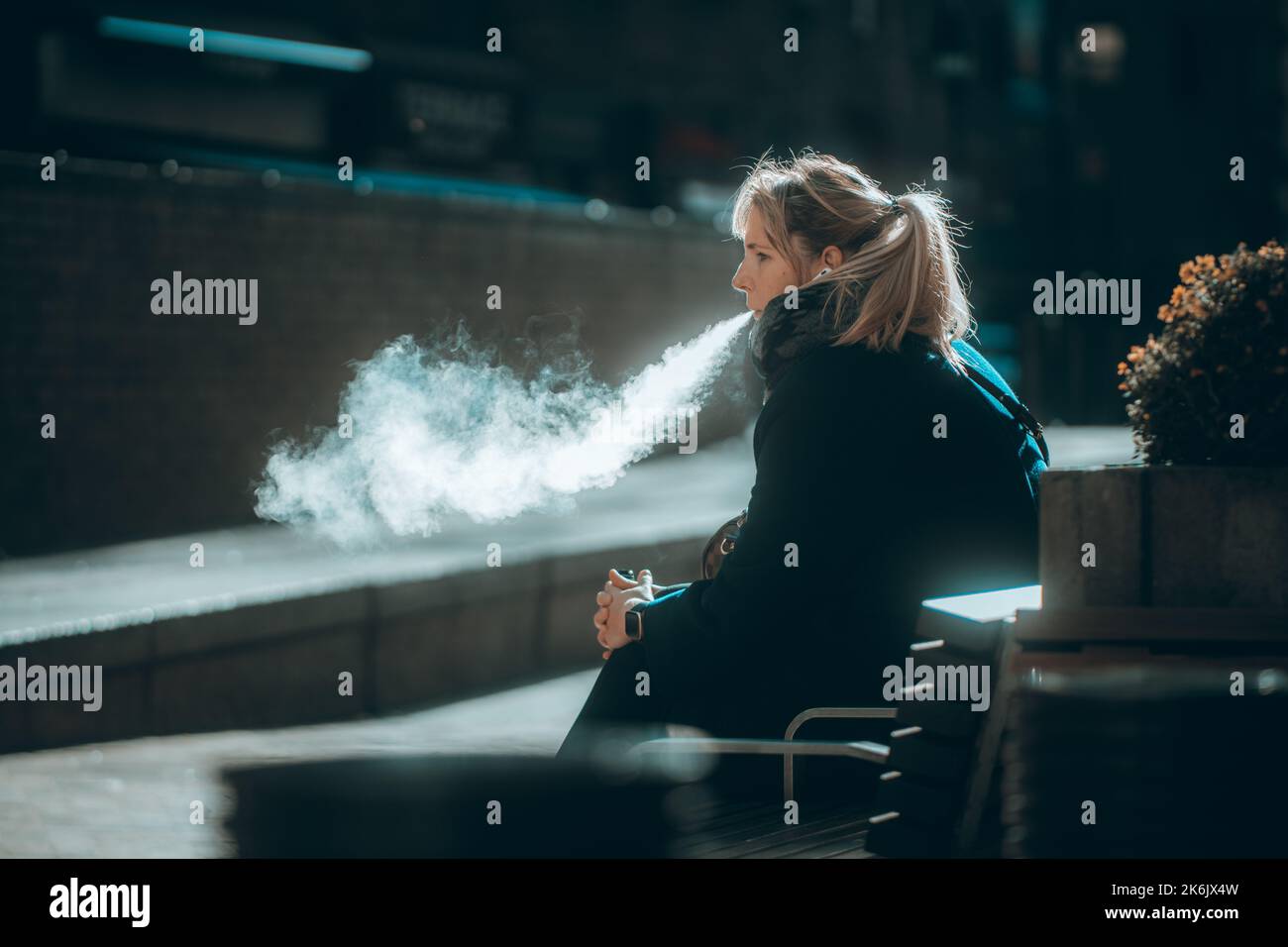 Fille qui fume Banque de photographies et d’images à haute résolution ...