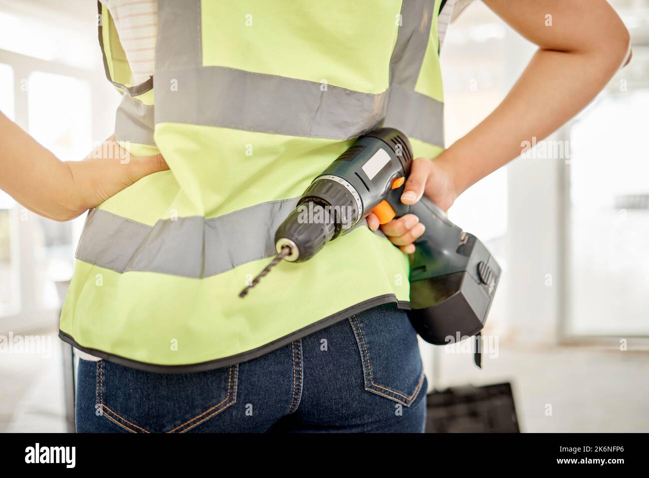 Par où même commencer. un ouvrier de construction méconnaissable debout ...