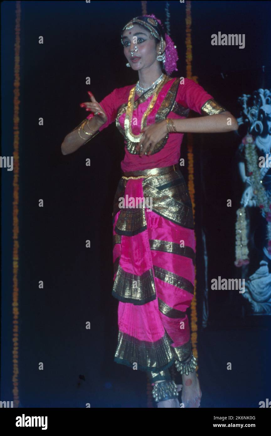 Kuchipudi:- cette danse classique indienne est originaire d'un village ...