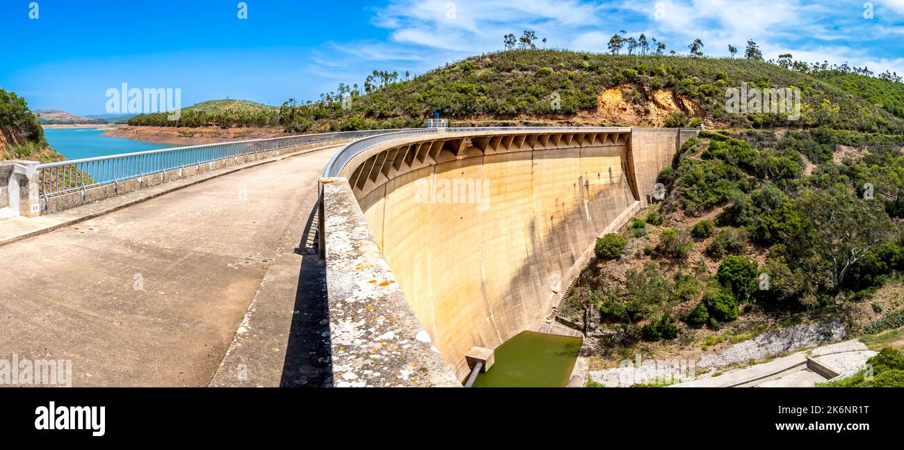 Albufeira da barragem de odiaxere Banque de photographies et d’images à ...