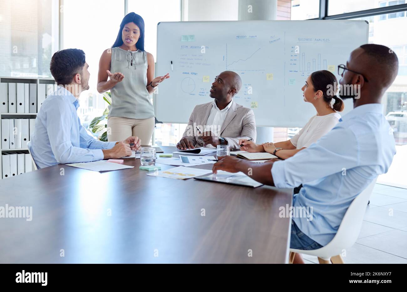 Femme noire, conférencier et présentation d'entreprise dans la salle de ...
