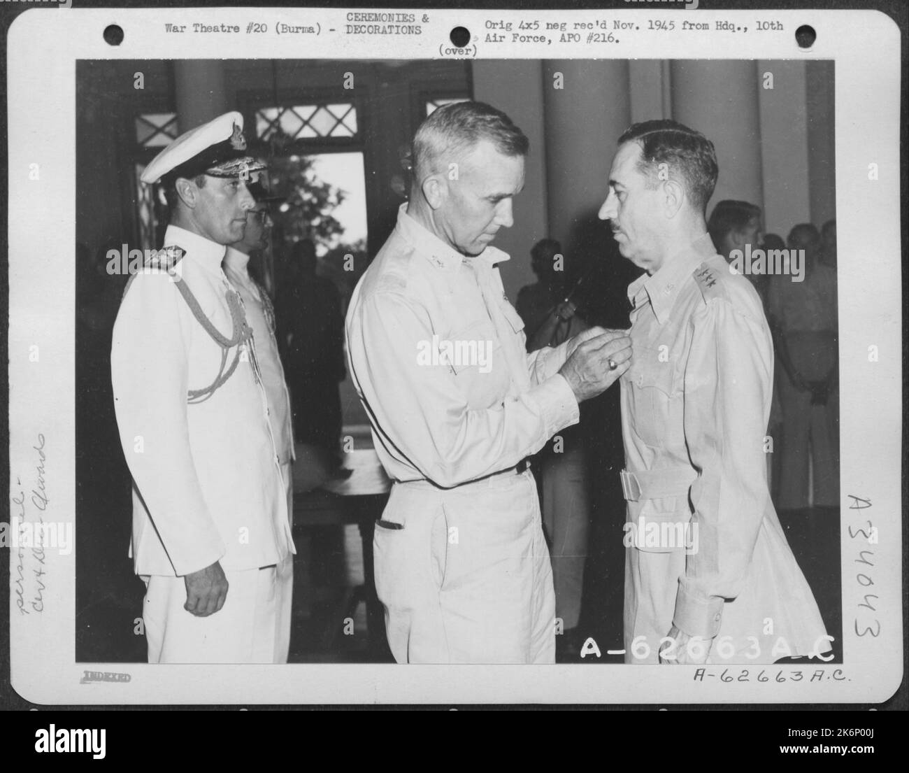 Le major général Howard C. Davidson, commandant général de la Force ...