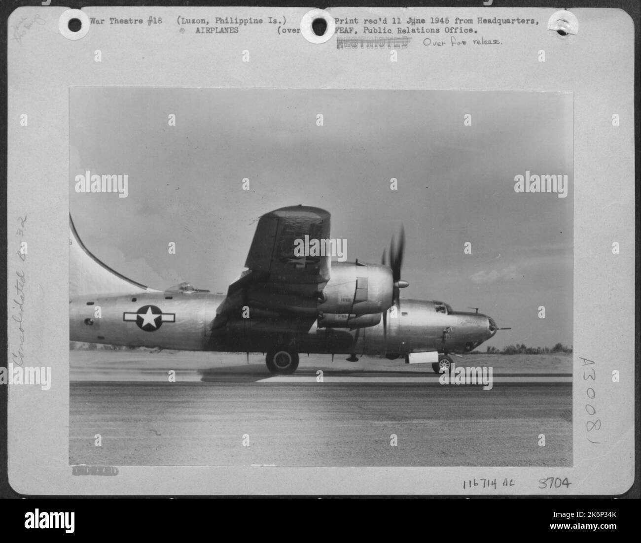 Le premier B-32 consolidé Dominator Overseas exploite ses quatre ...