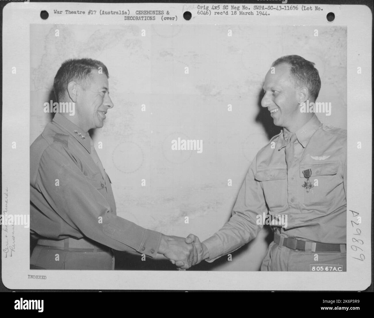 Le lieutenant-général George C. Kenney, commandant général de la ...