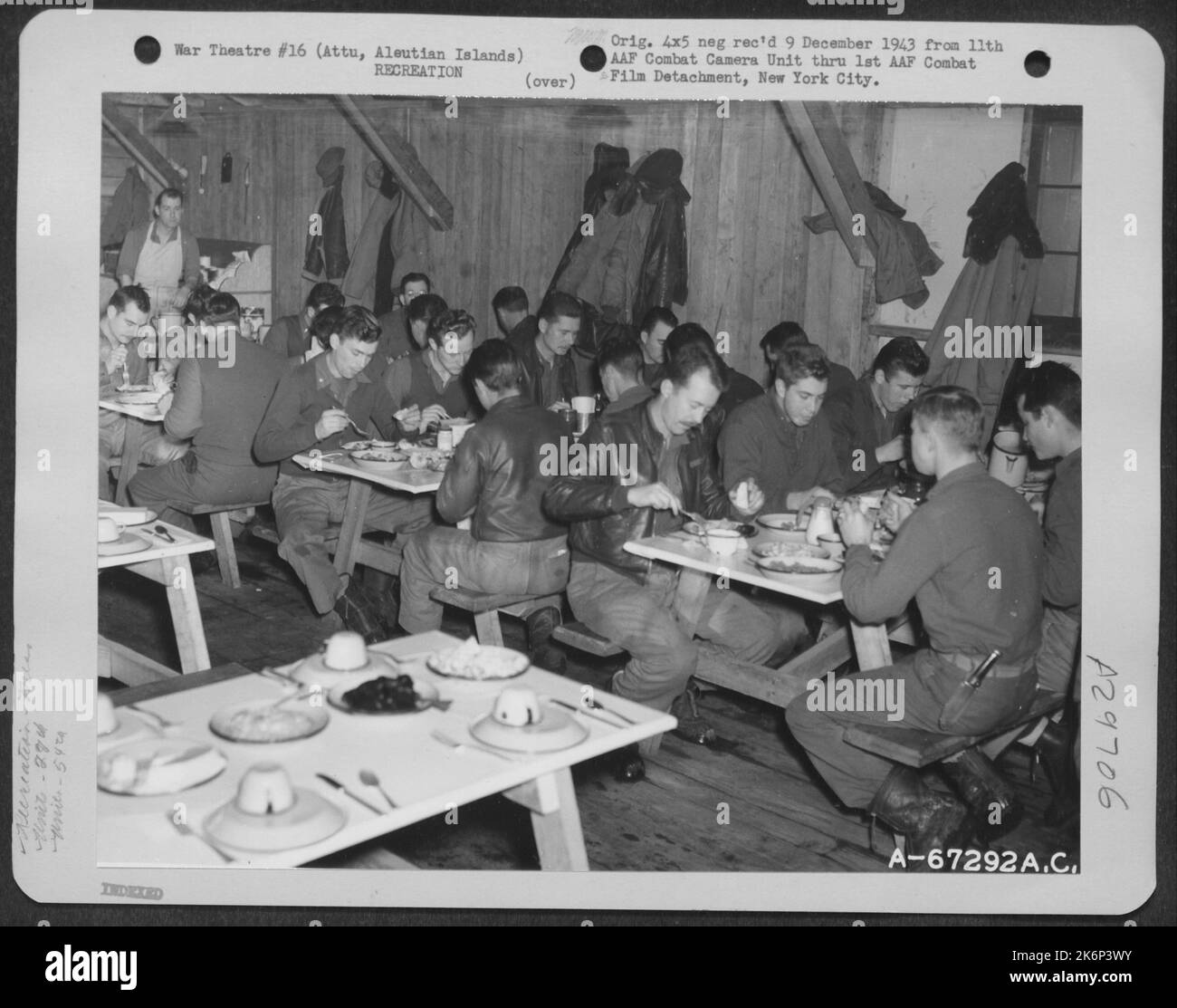 À Alexai point, Attu, îles Aléoutiennes, officiers du Groupe Bomb 77th ...