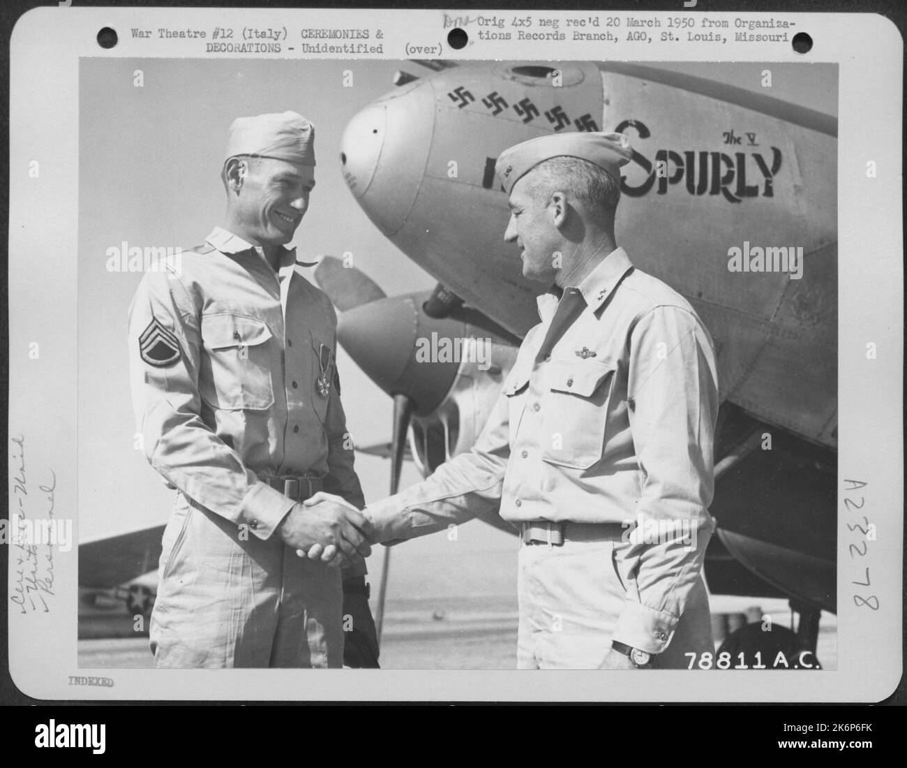 Le major général Nathan F. Twining présente la Légion du mérite à Un ...