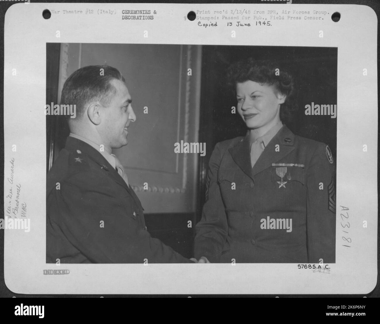 Le premier Sgt Helen J. Crawfurd, Charleston, dans l'Illinois, est ...