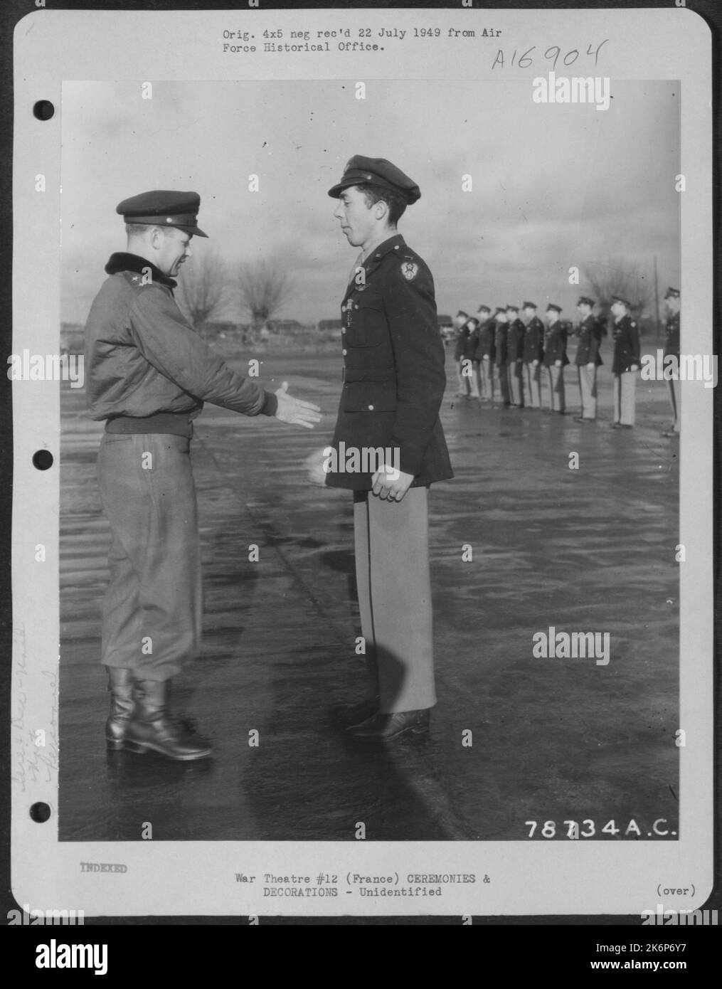 Le général de division Samuel E. Anderson présente la Croix volante ...