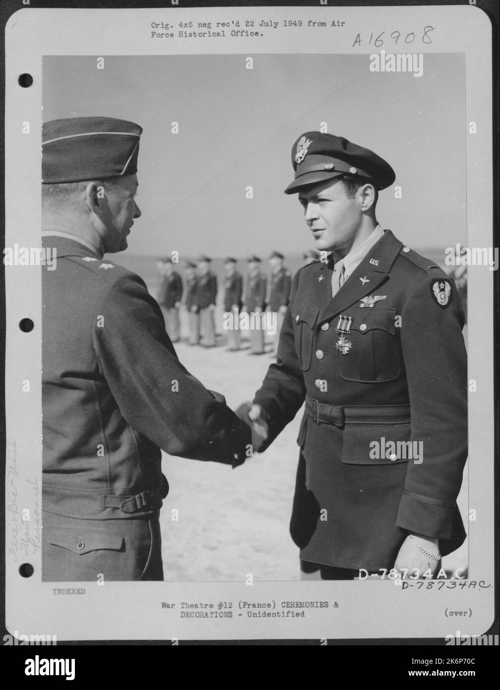 Le général de division Samuel E. Anderson présente la Croix volante ...