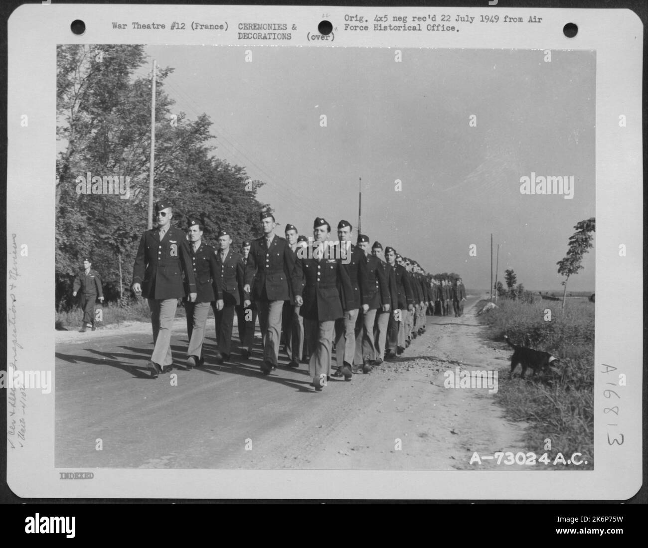 Défilé et examen du groupe de bombardes 410th à la station A-68 en ...