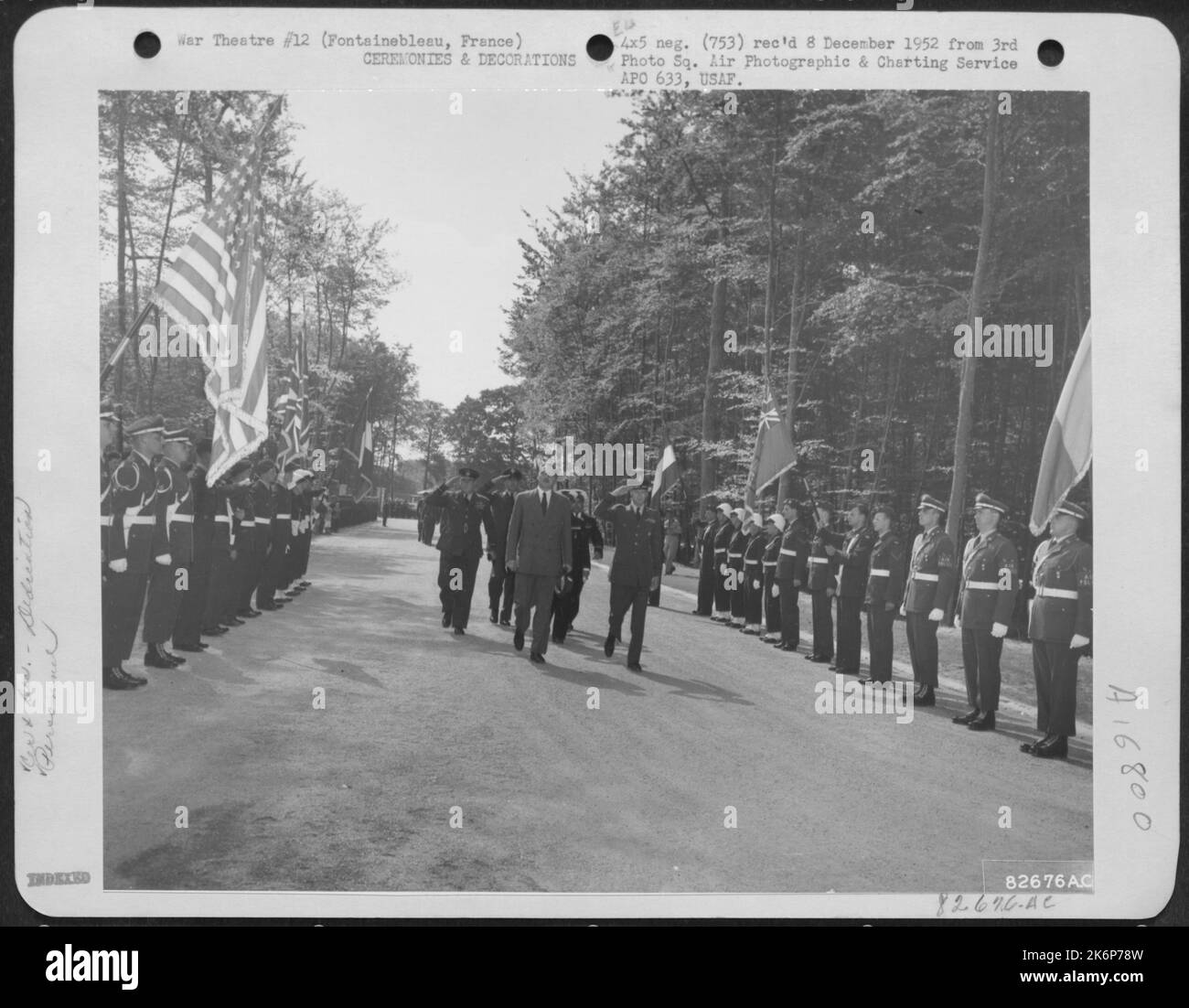 Flanqué d'une garde d'honneur composée de personnel français, anglais ...