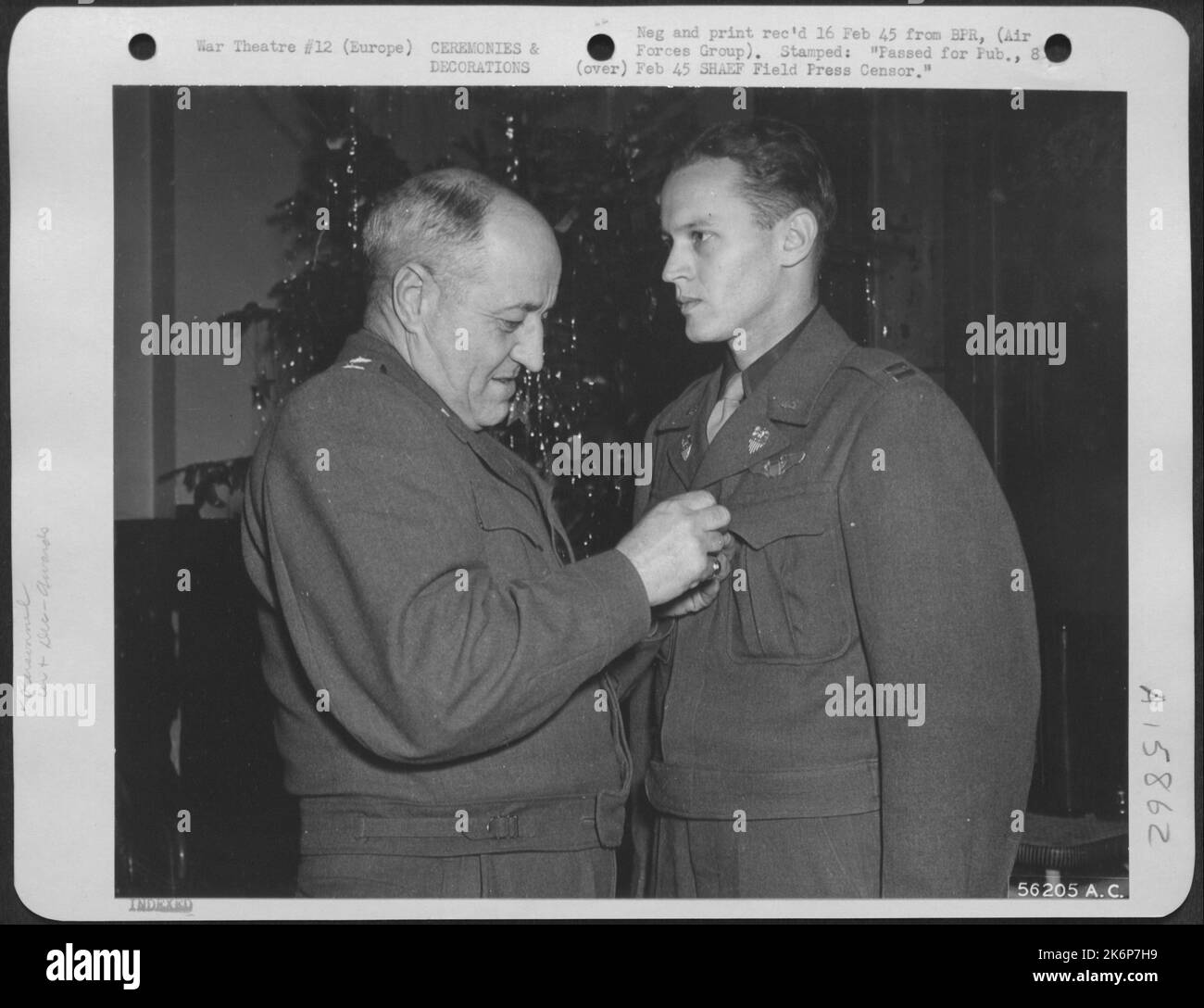 Le major général Ralph Royce épingle la Médaille de l'air sur son aide ...