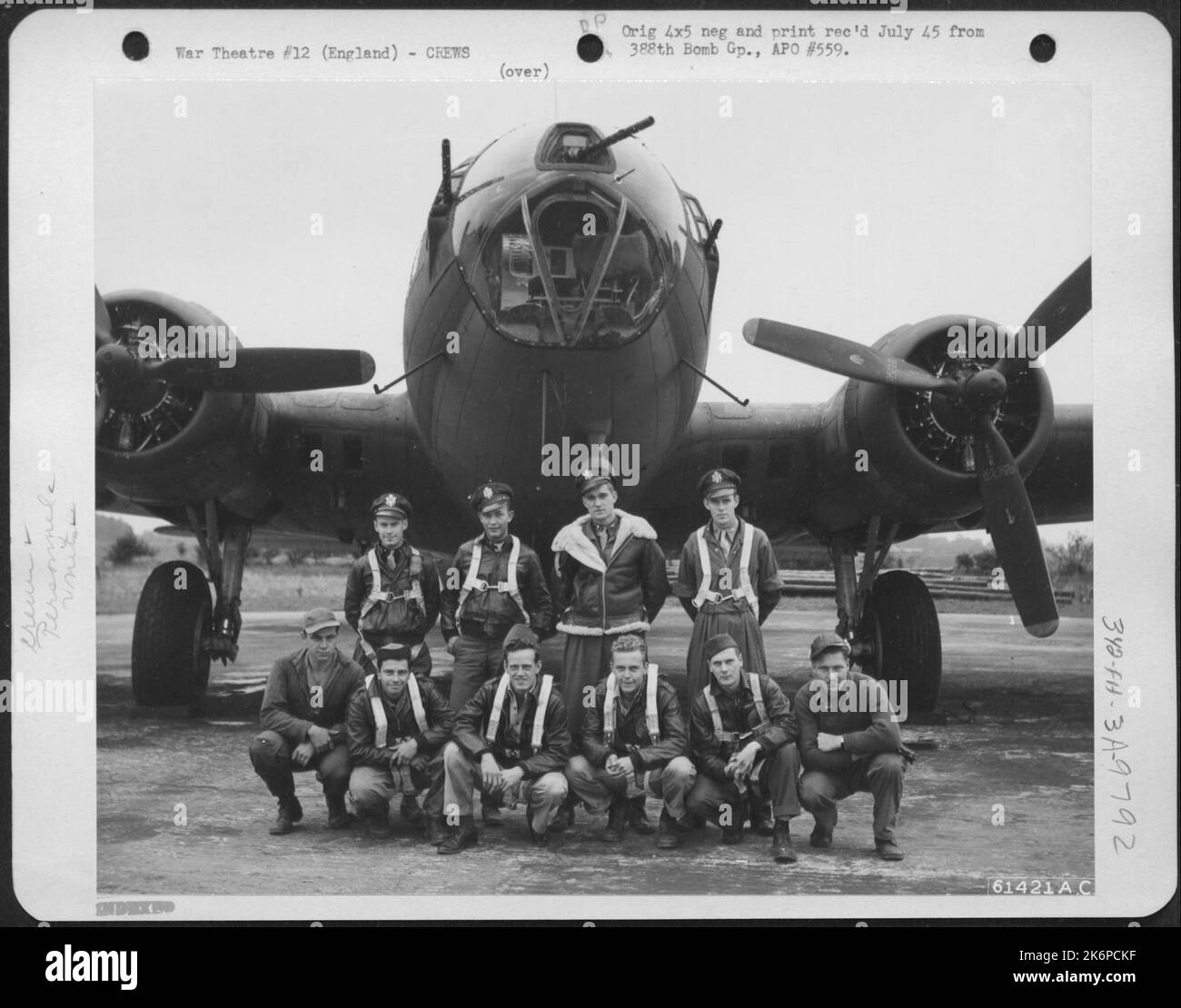Équipage du 561st Bomb Squadron, 388th Bomb Group, devant Un Boeing B ...