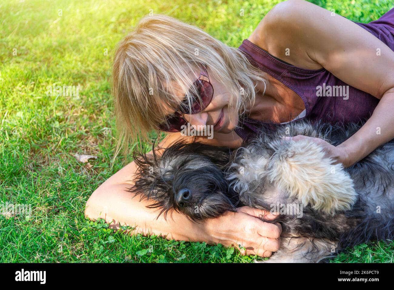 Cuddling a dog Banque de photographies et d’images à haute résolution ...