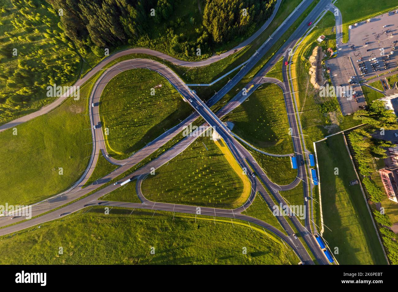 vue aérienne de l'échangeur de route ou de l'intersection d'autoroute ...