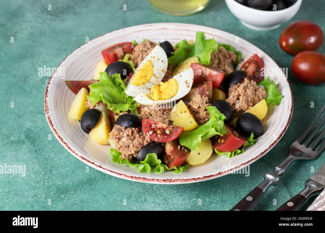 Salade avec thon en conserve, pommes de terre bouillies, tomates ...
