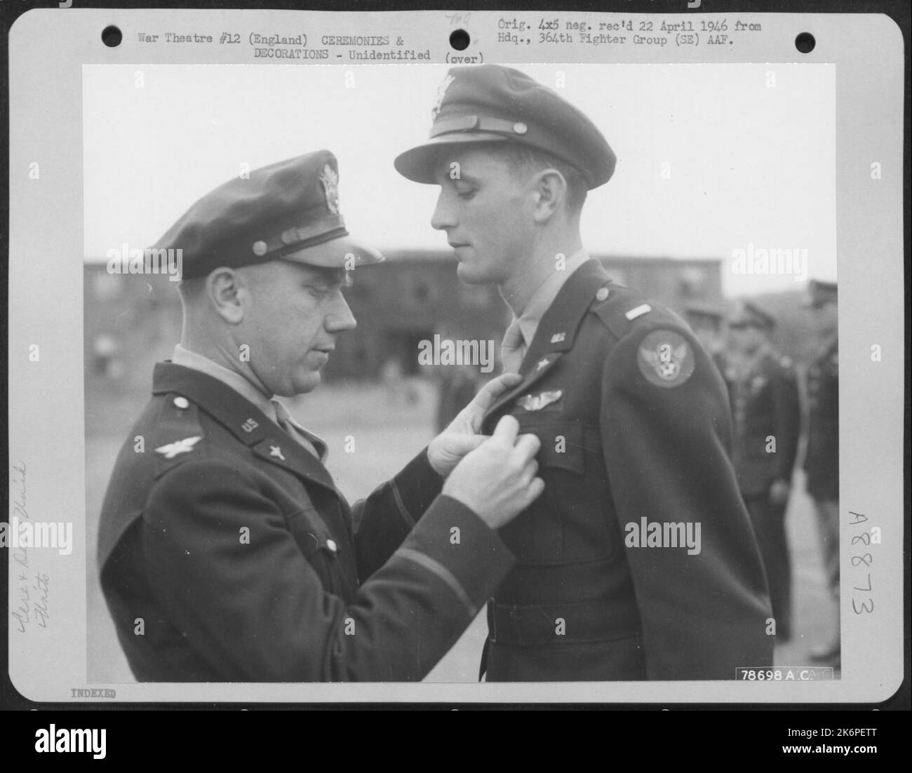 Un officier remet un prix à Un membre du groupe de service 314th du ...