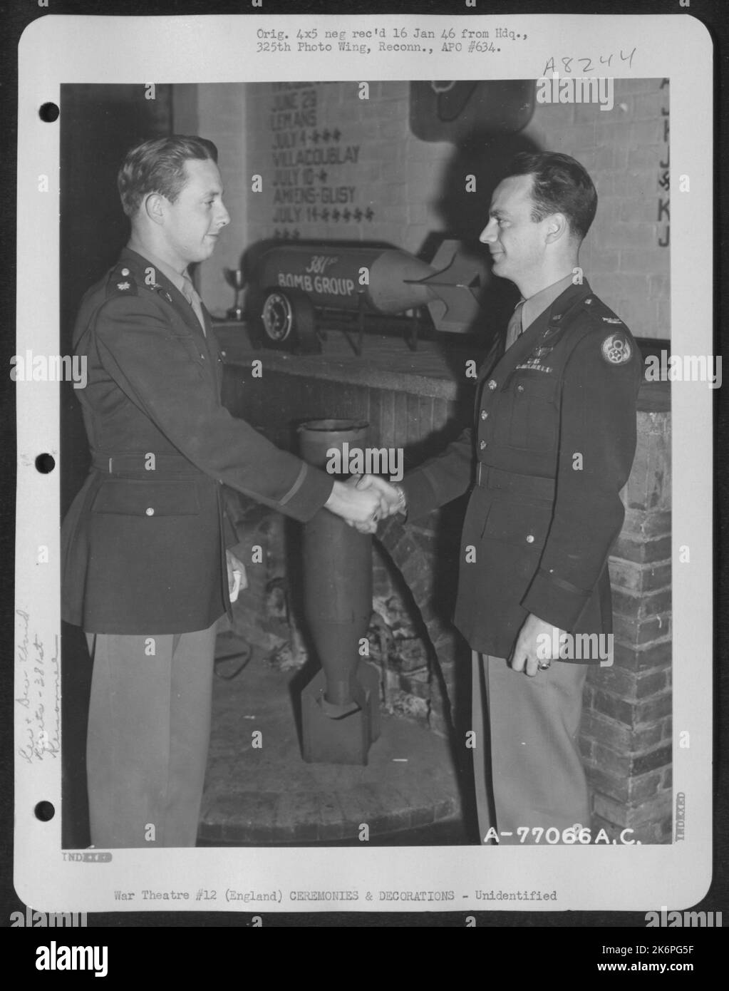 Le colonel Harry P. Leber remet un prix à un officier du groupe Bomb ...