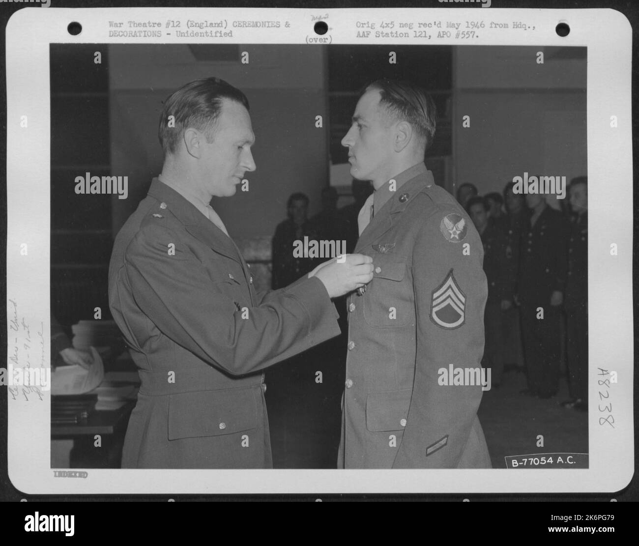Brig. Le général Haywood S. Hansell décerne un prix à Un membre du ...