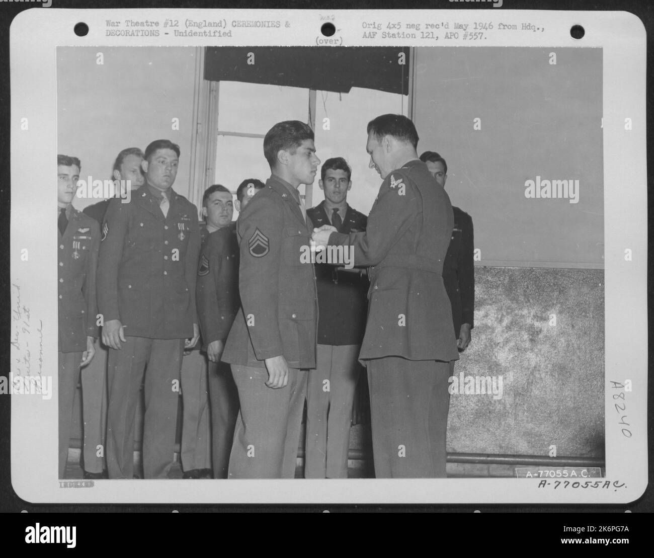 Brig. Le général Haywood S. Hansell décerne un prix à Un membre du ...