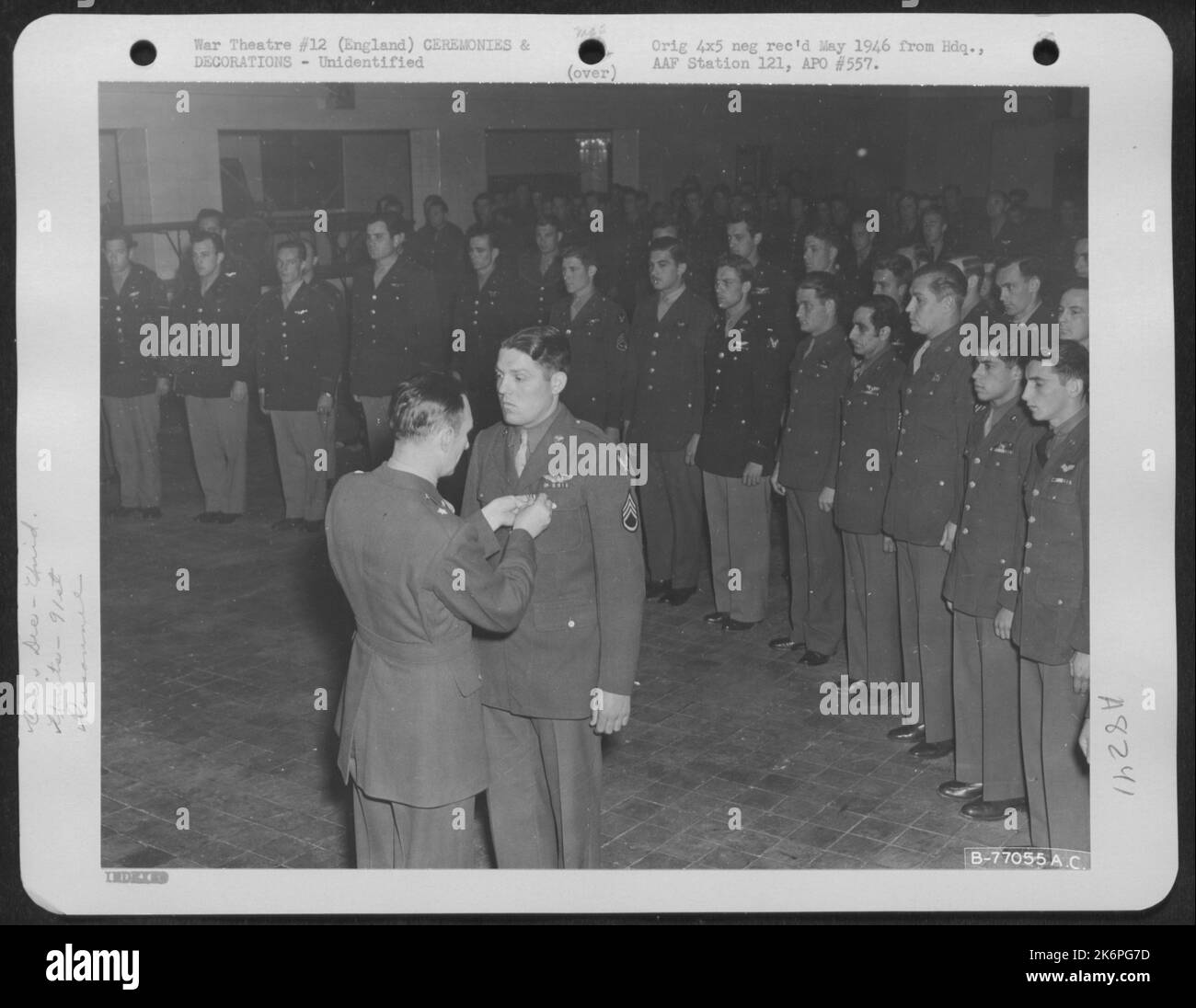 Brig. Le général Haywood S. Hansell décerne un prix à Un membre du ...