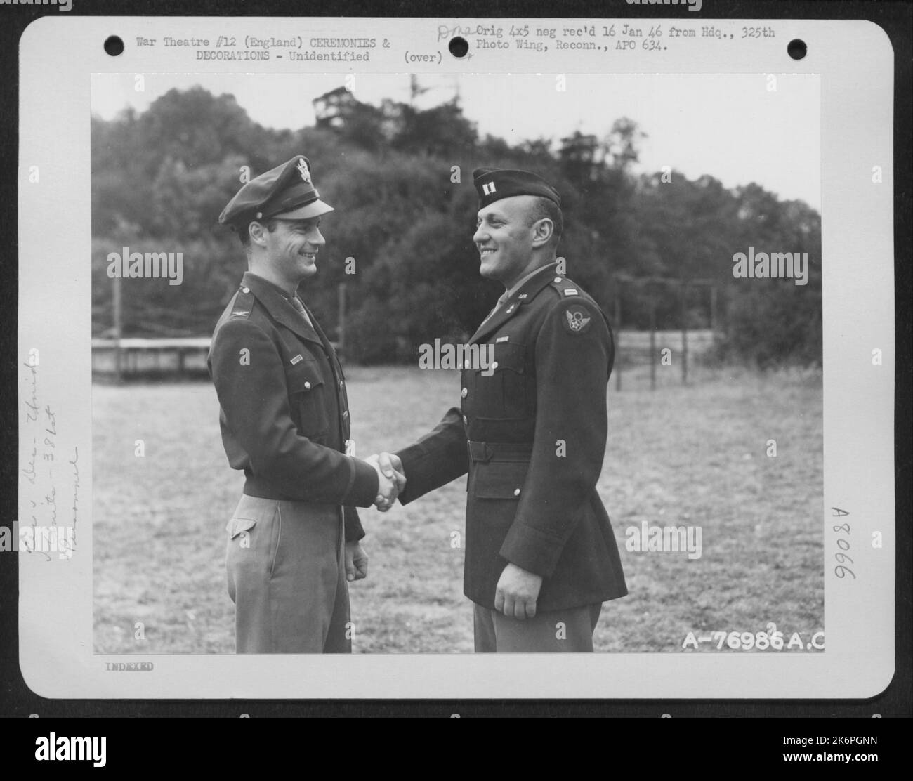 Le colonel Harry P. Leber remet un prix à Un membre du groupe Bomb ...