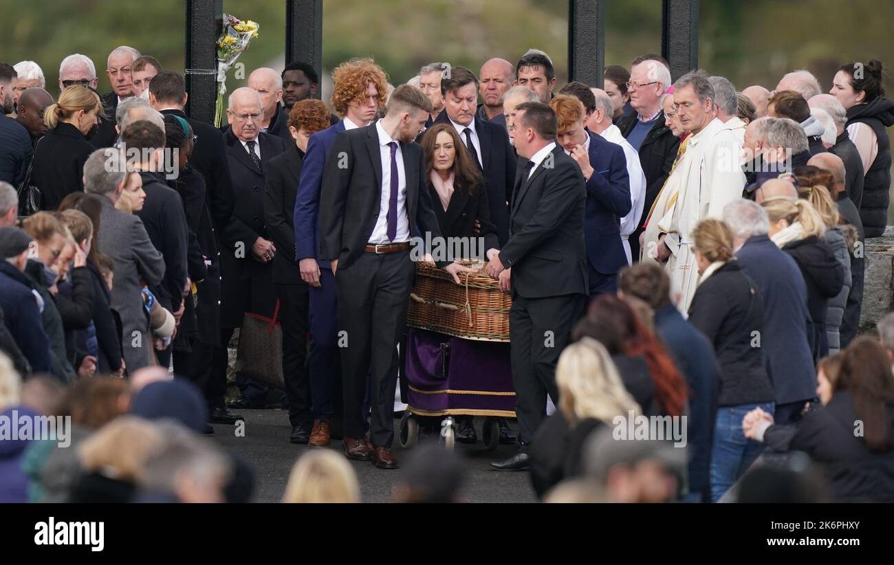 La partenaire de Robert Garwe, Aine, pousse ses filles dans le cercueil ...