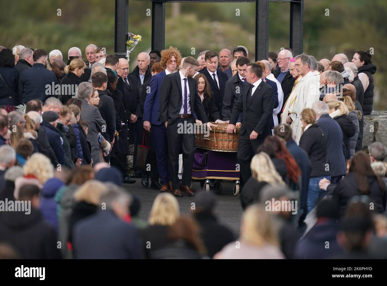 La partenaire de Robert Garwe, Aine, pousse ses filles dans le cercueil ...